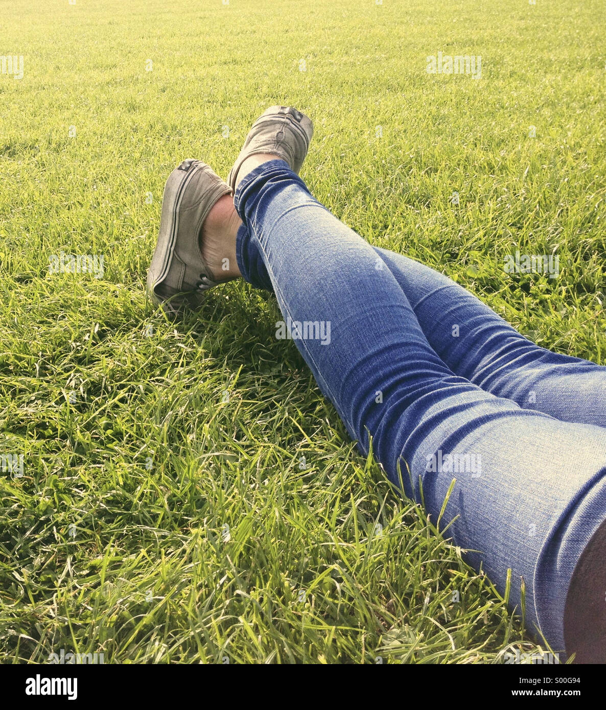Girl laying on the ground hi-res stock photography and images - Alamy