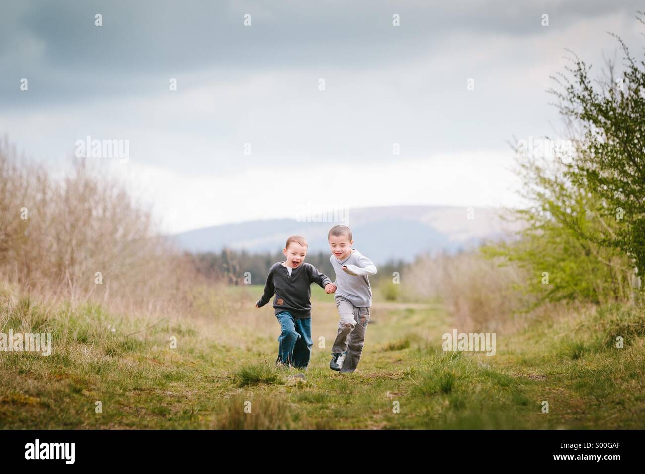 Boys running in field hi-res stock photography and images - Alamy