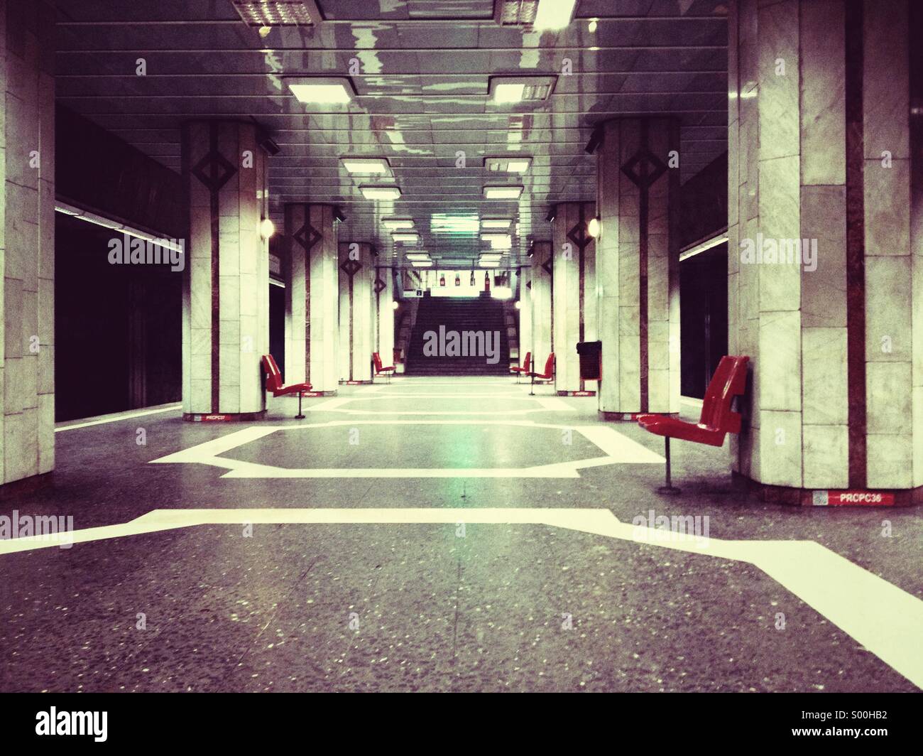 Subway column hi-res stock photography and images - Alamy