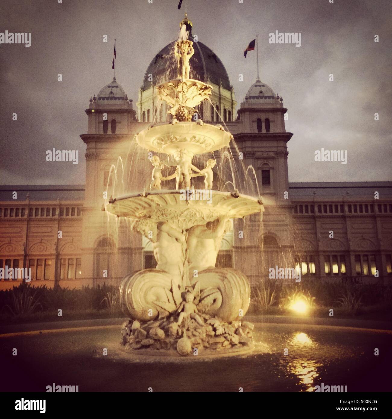 Fountain building hi-res stock photography and images - Alamy