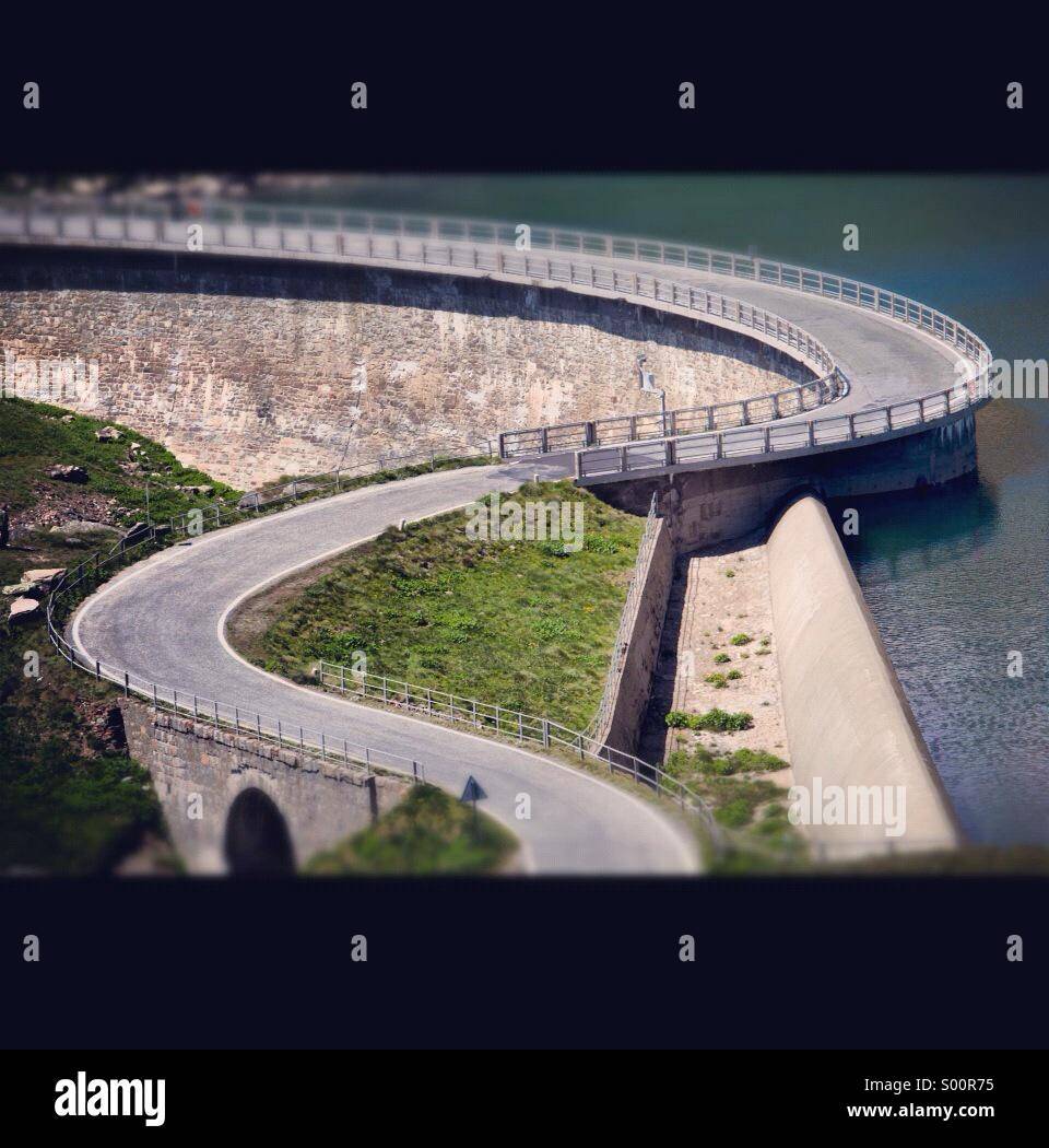 Dam curve hi-res stock photography and images - Alamy