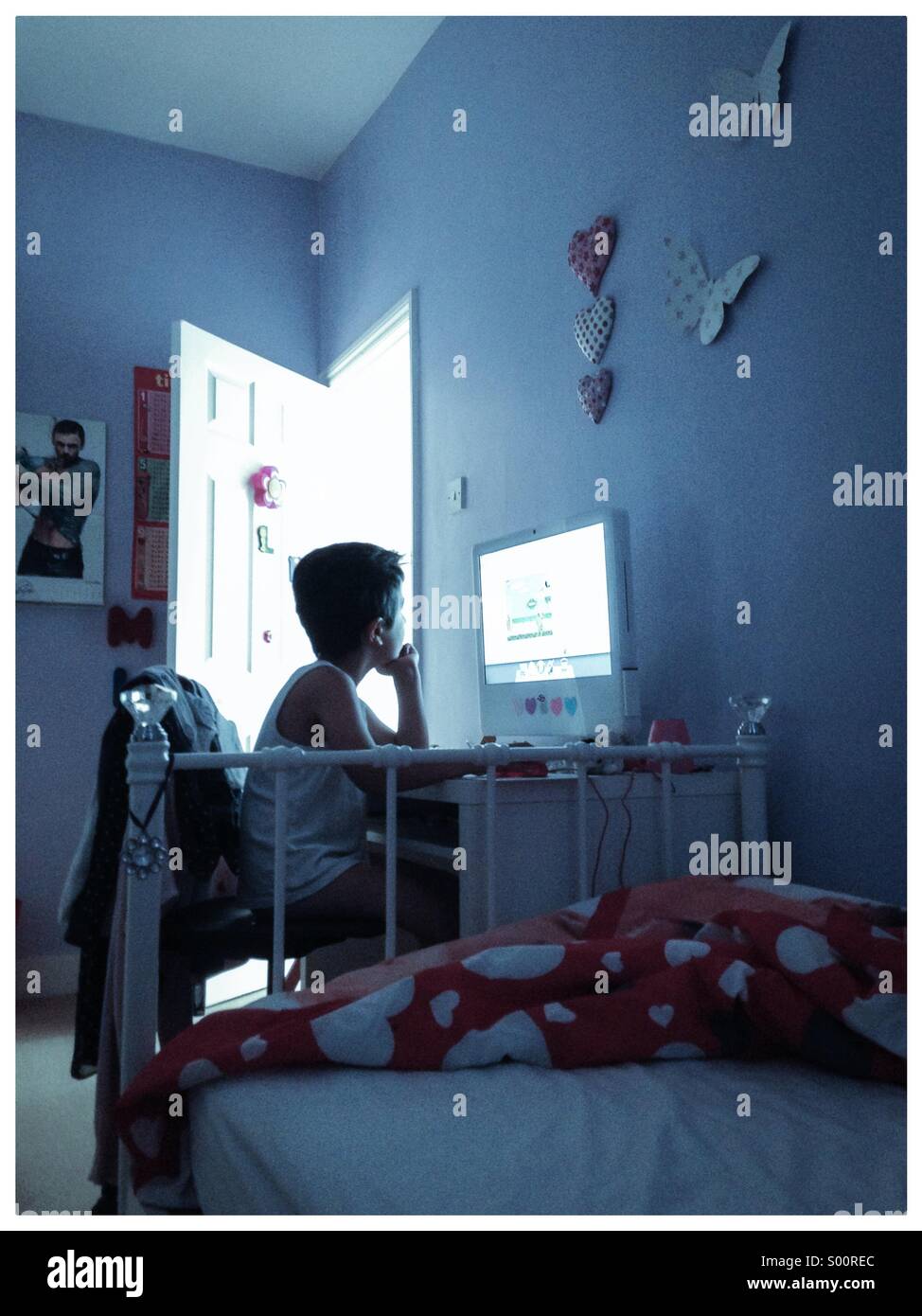 Child open bedroom door night hi-res stock photography and images - Alamy