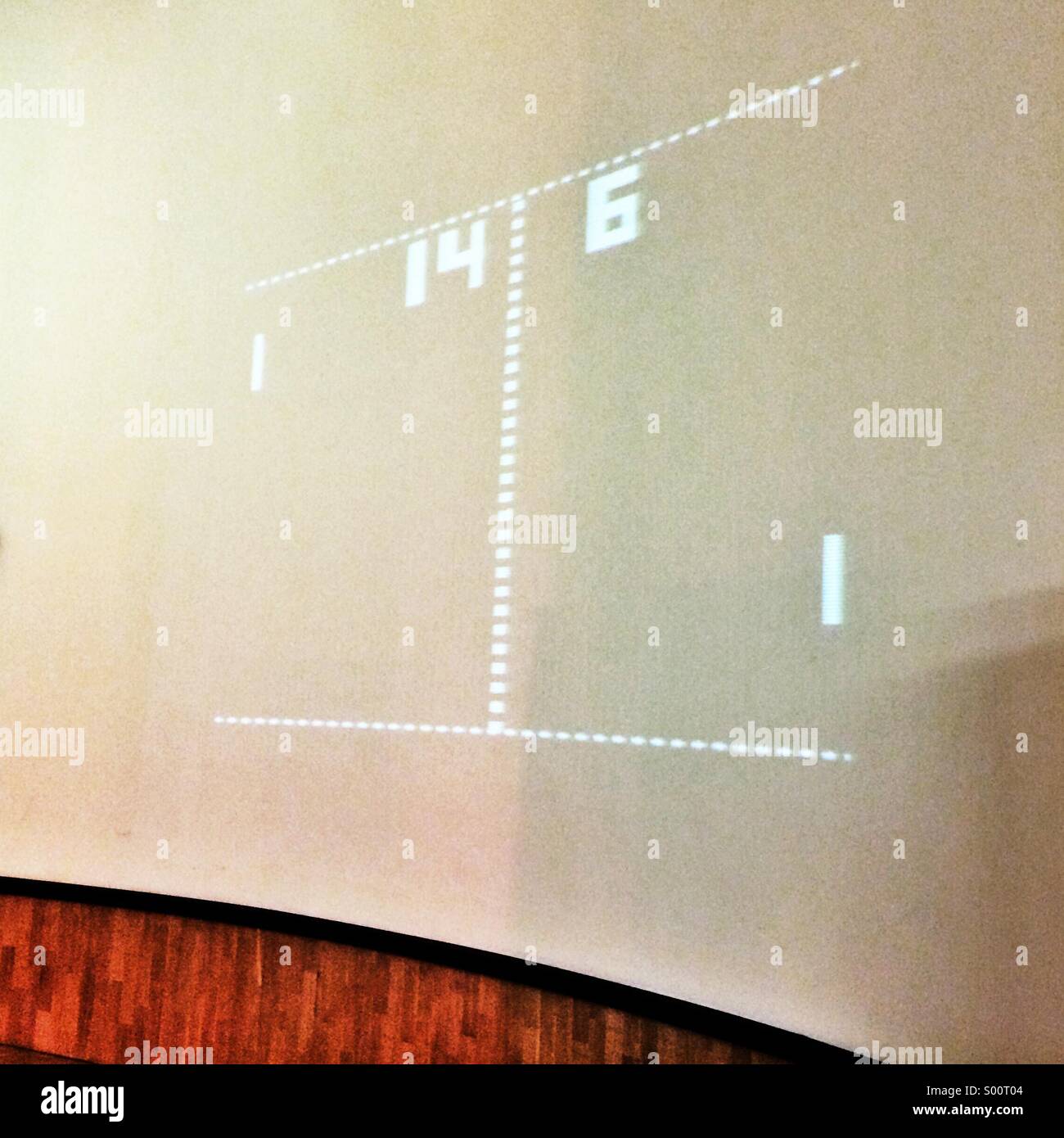 A game of Pong projected onto a curved wall Stock Photo - Alamy