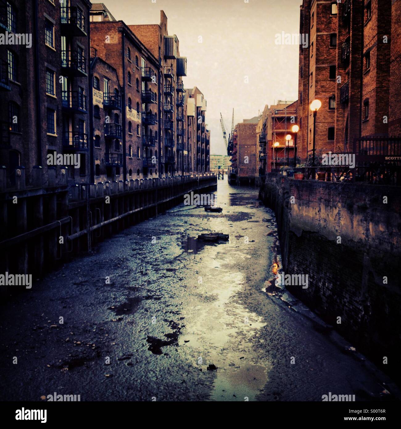 Dock buildings hi-res stock photography and images - Alamy