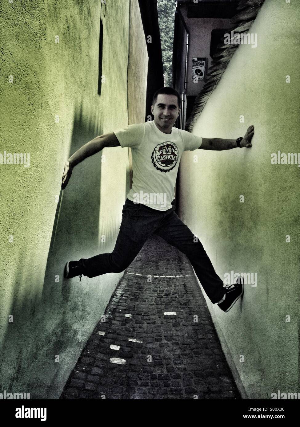 Standing walls hi-res stock photography and images - Alamy