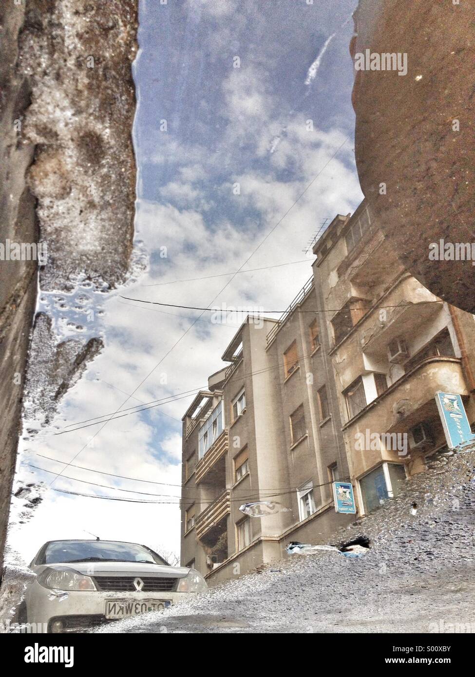 Car reflection building hi-res stock photography and images - Alamy