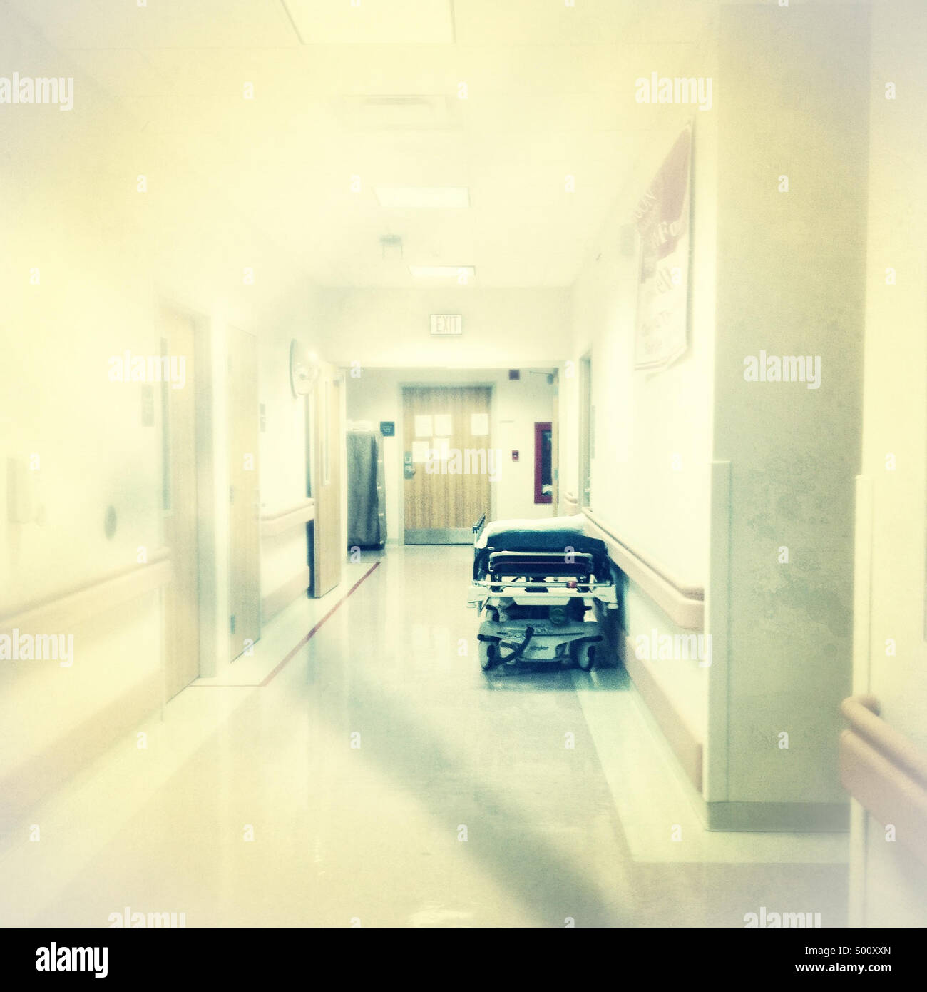 Am empty gurney in a white hospital hallway Stock Photo - Alamy