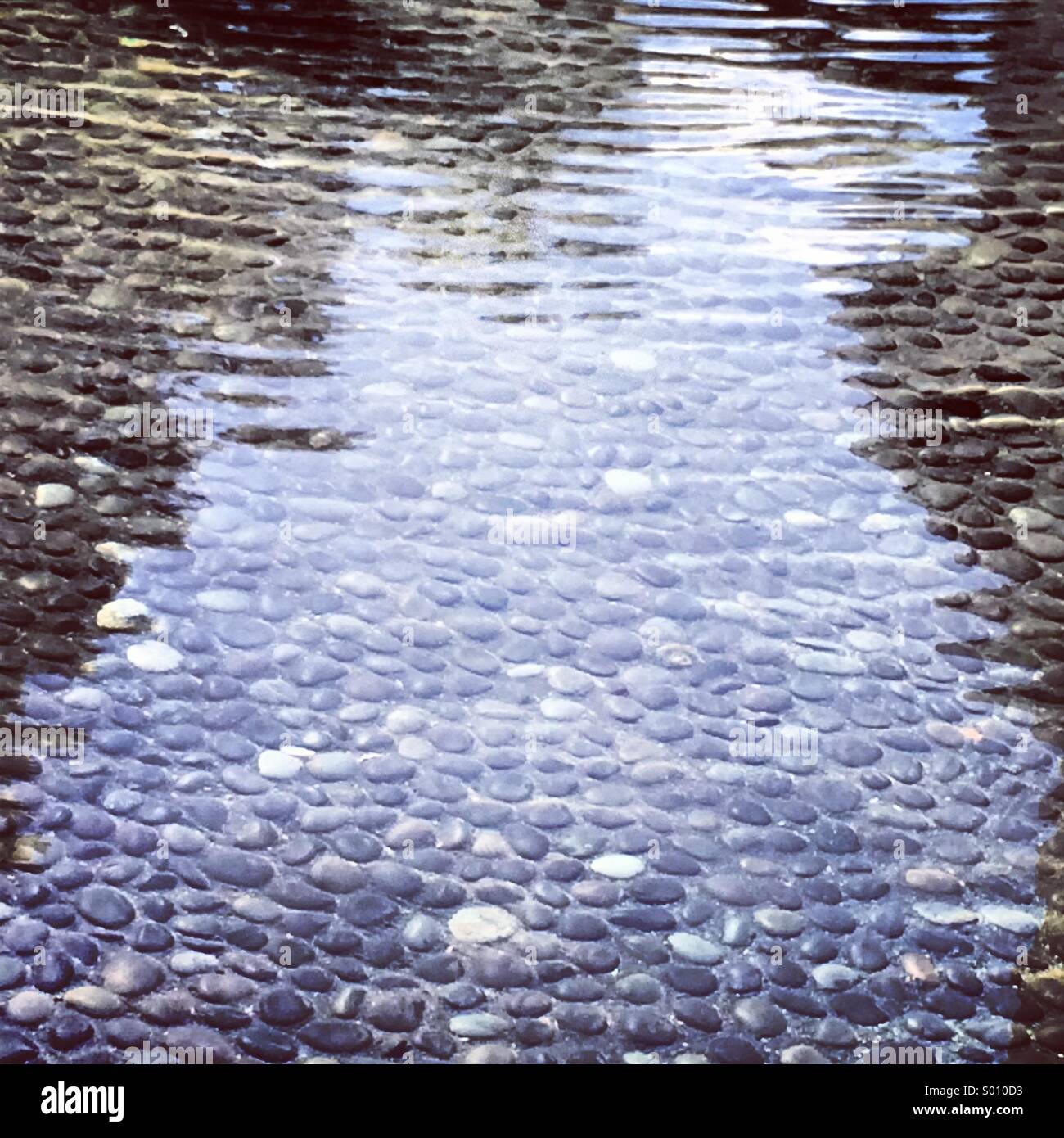 Water over stones hi-res stock photography and images - Alamy