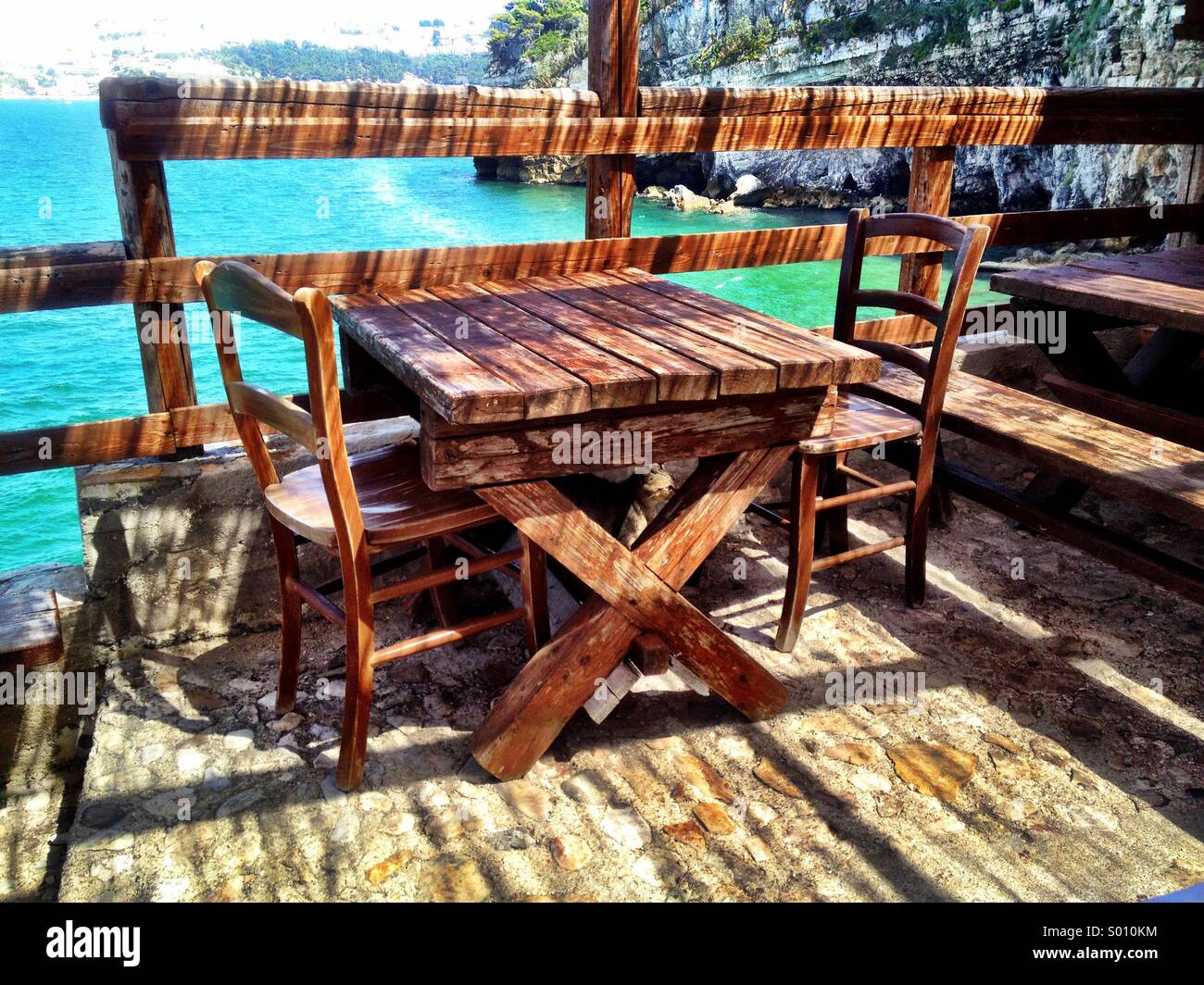 Table in the sun hi-res stock photography and images - Alamy