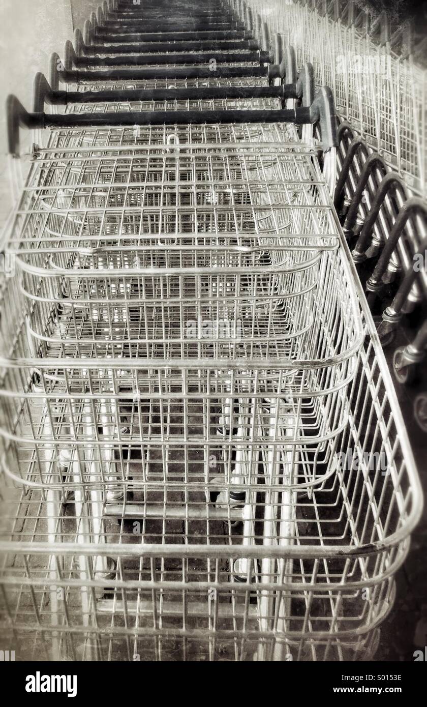 Metal shopping trolleys hi-res stock photography and images - Alamy