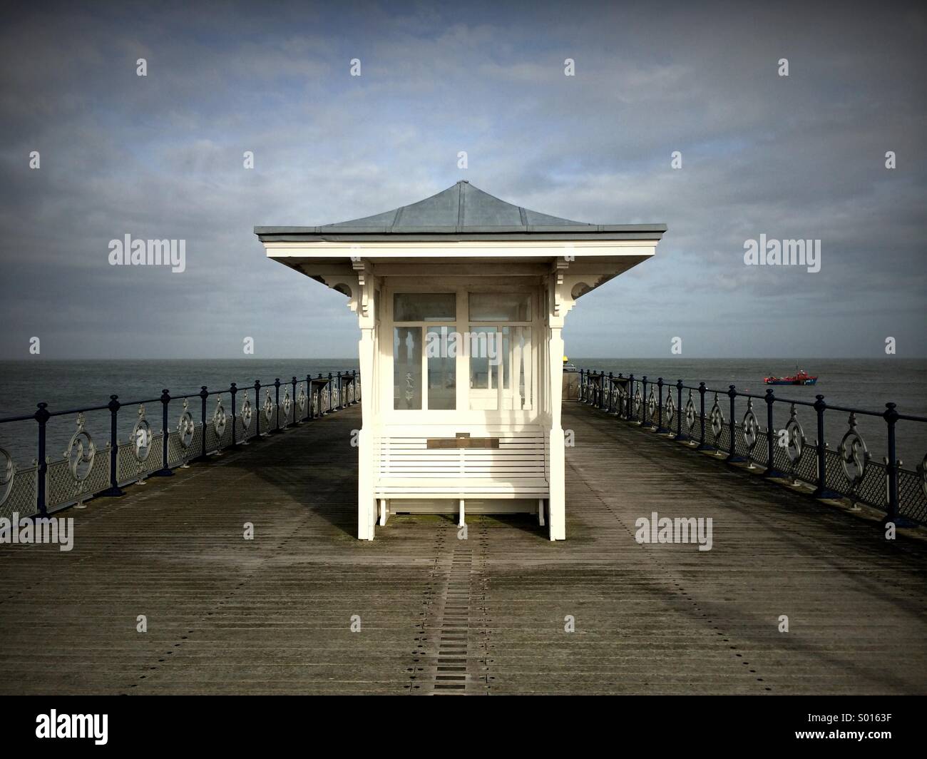 British seaside shelter hi-res stock photography and images - Alamy