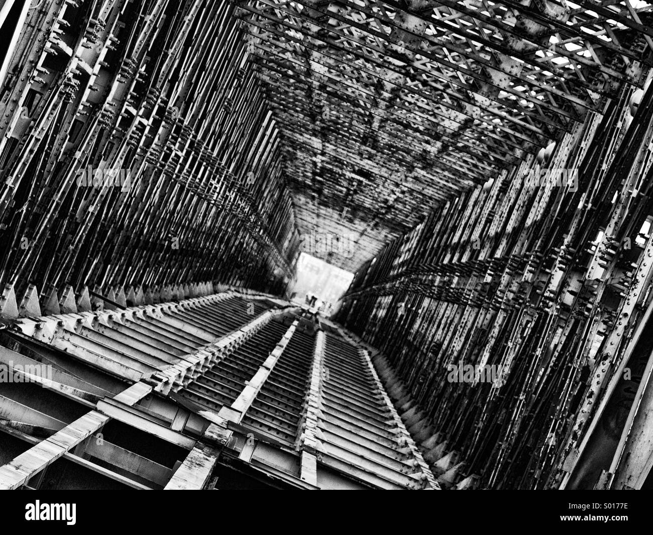 Light at the end of tunnel black white tunnel hi-res stock photography ...