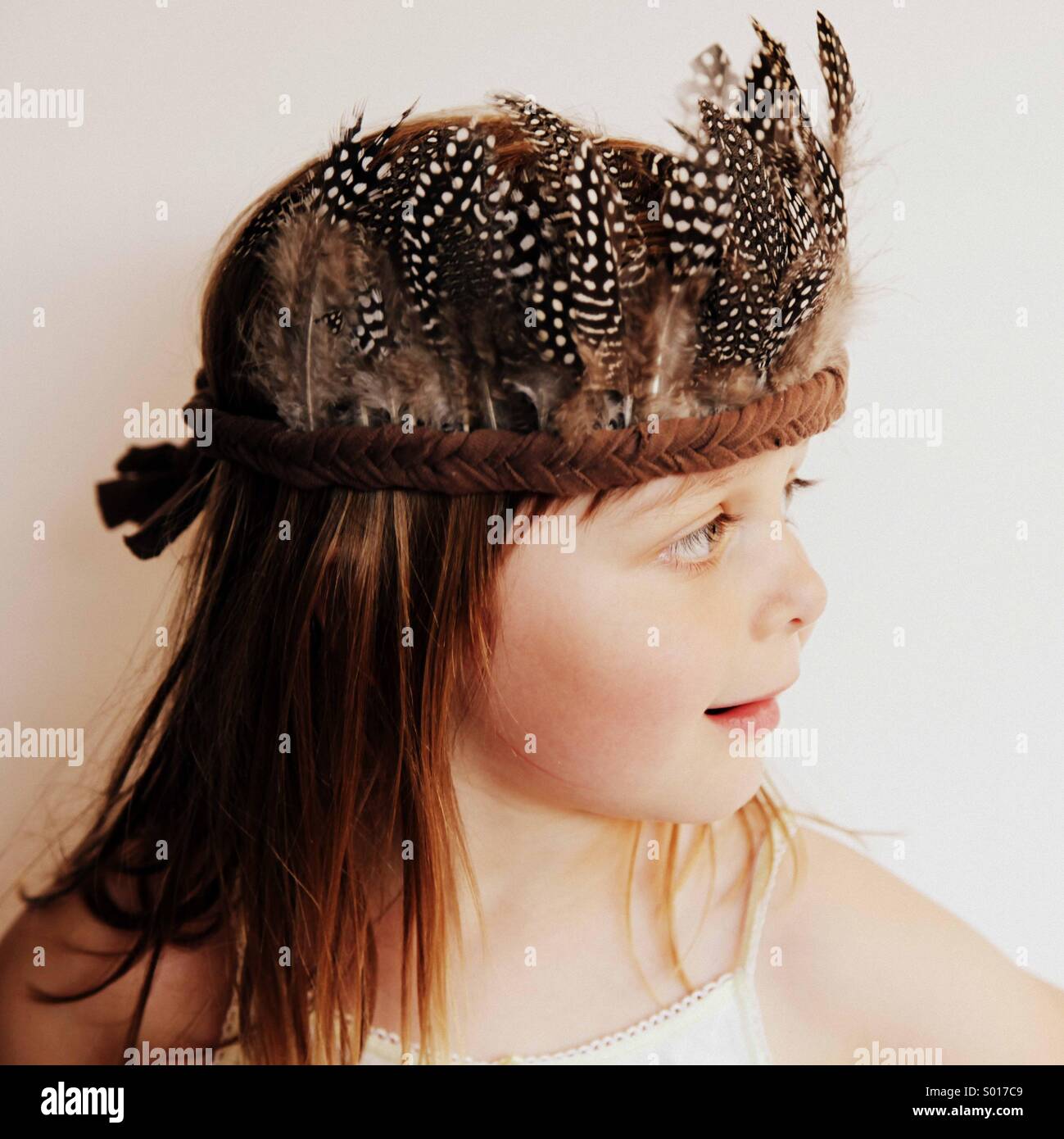 Red indian headress hi-res stock photography and images - Alamy