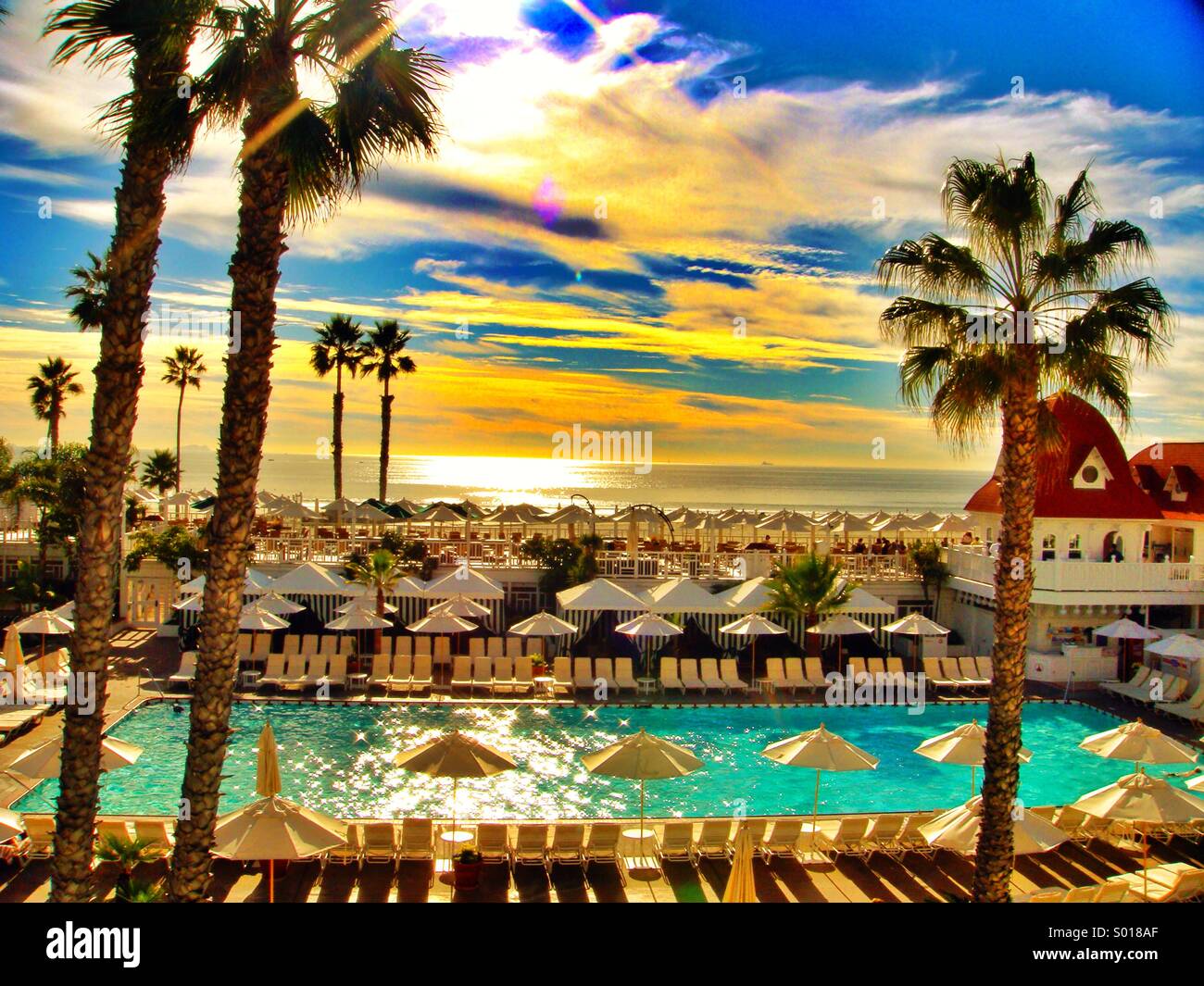 Sunset and pool hi-res stock photography and images - Alamy