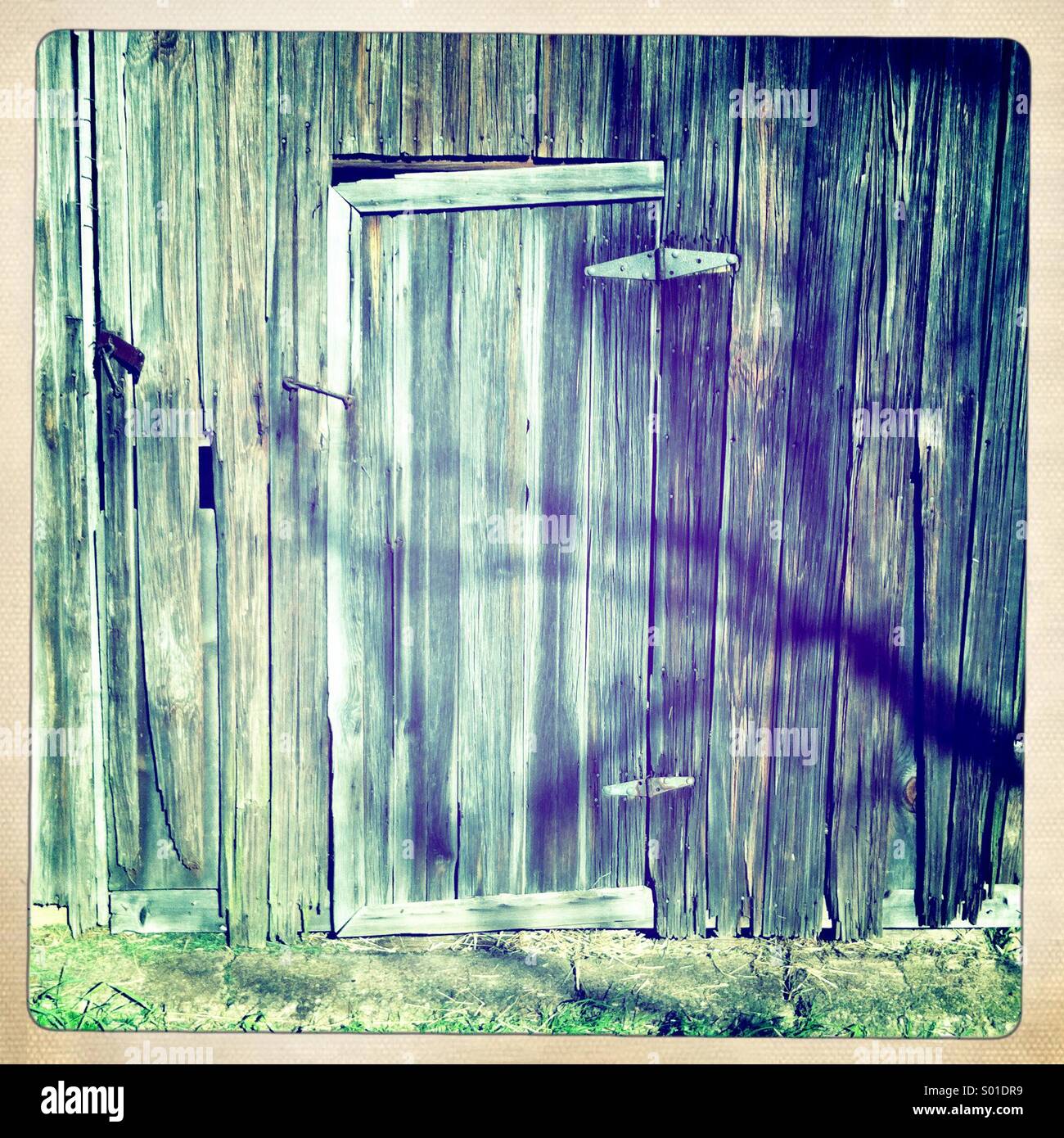 Weathered barn door Stock Photo - Alamy