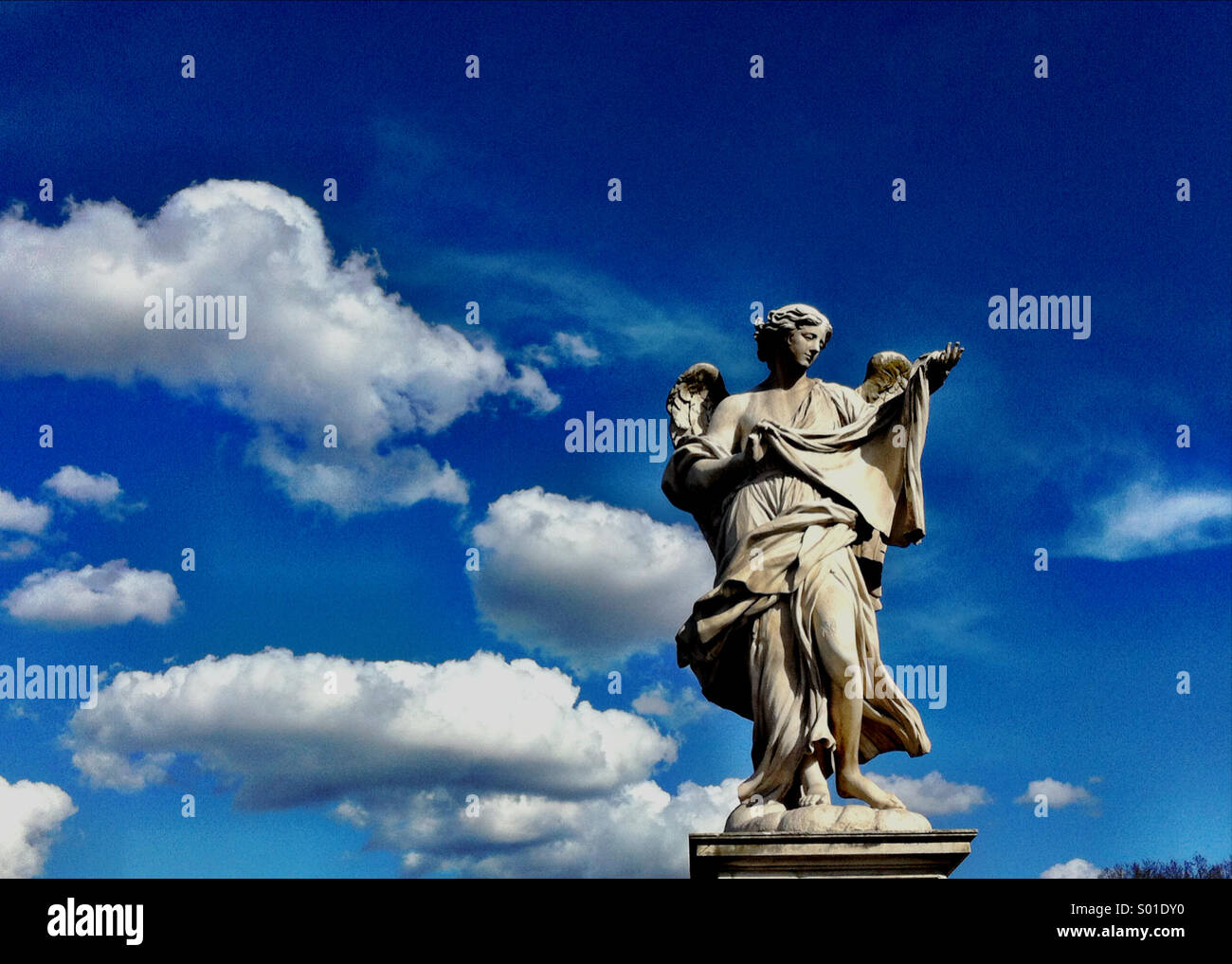 Angel statue hi-res stock photography and images - Alamy