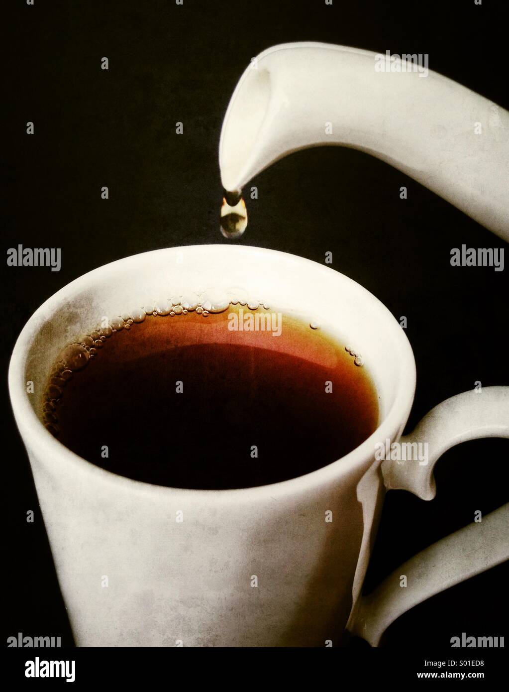 Pouring tea pot mug hi-res stock photography and images - Alamy