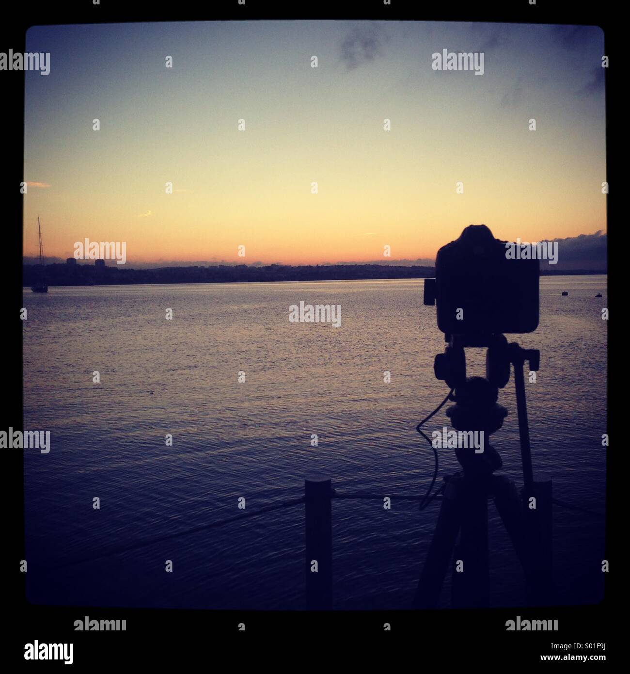 Camera and tripod by ocean hi-res stock photography and images - Alamy