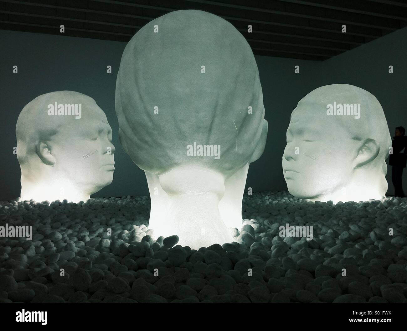 Three heads sculpture hi-res stock photography and images - Alamy