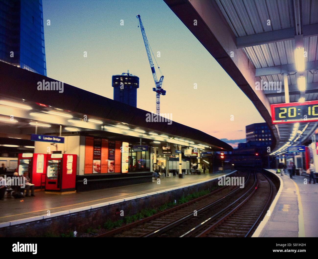 Platforms at London bridge station in London Stock Photo - Alamy
