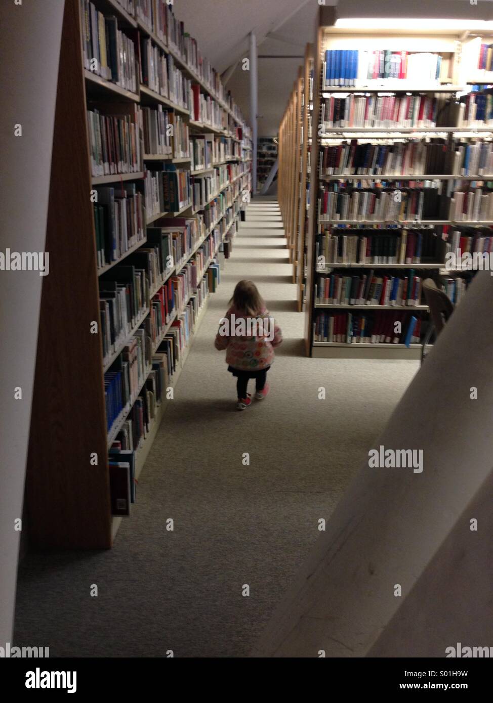 Books library girl hi-res stock photography and images - Alamy