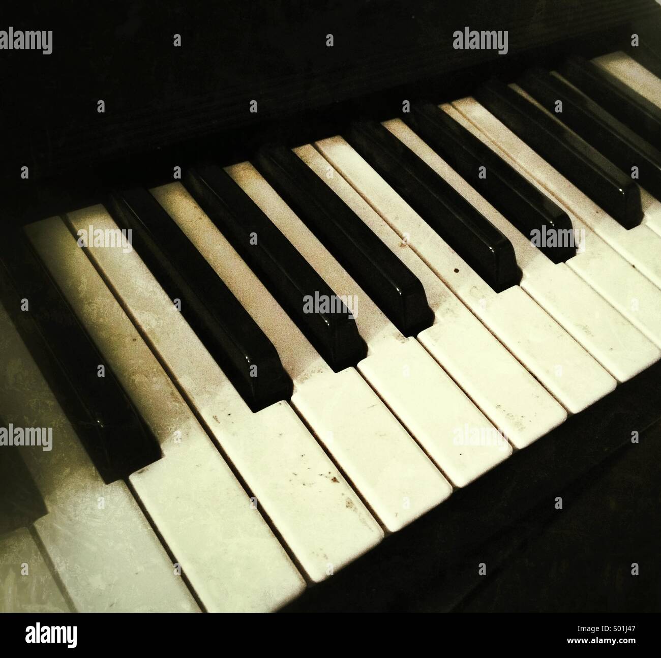 Old ivory piano keys hi-res stock photography and images - Alamy