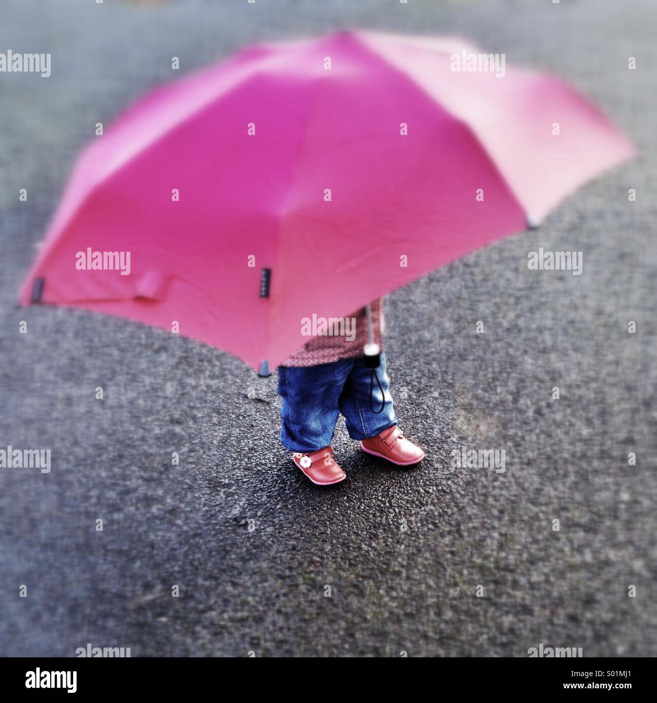 Child holding umbrella hi-res stock photography and images - Alamy