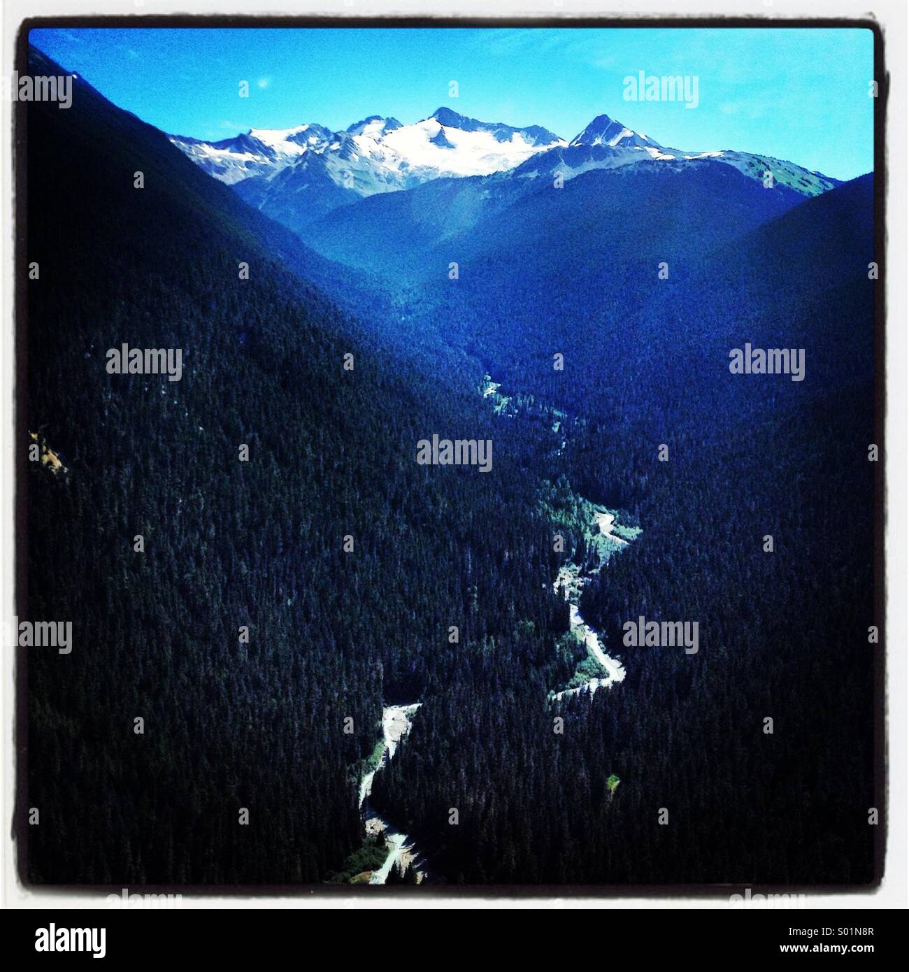 River running through the mountains hi-res stock photography and images ...