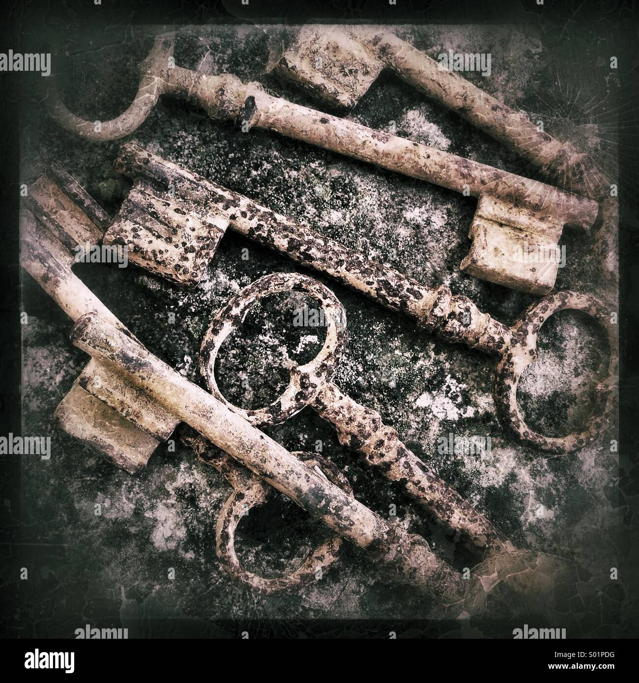 Rusty old keys hi-res stock photography and images - Alamy
