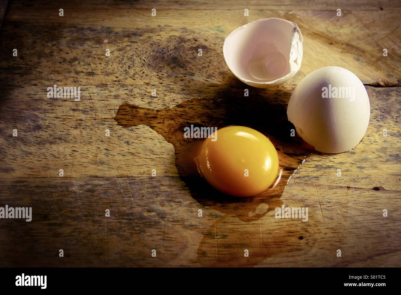 Cracked egg hi-res stock photography and images - Alamy