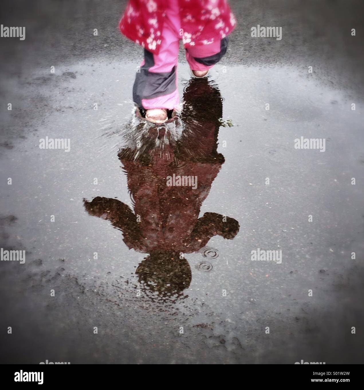 Child puddle splash hi-res stock photography and images - Alamy