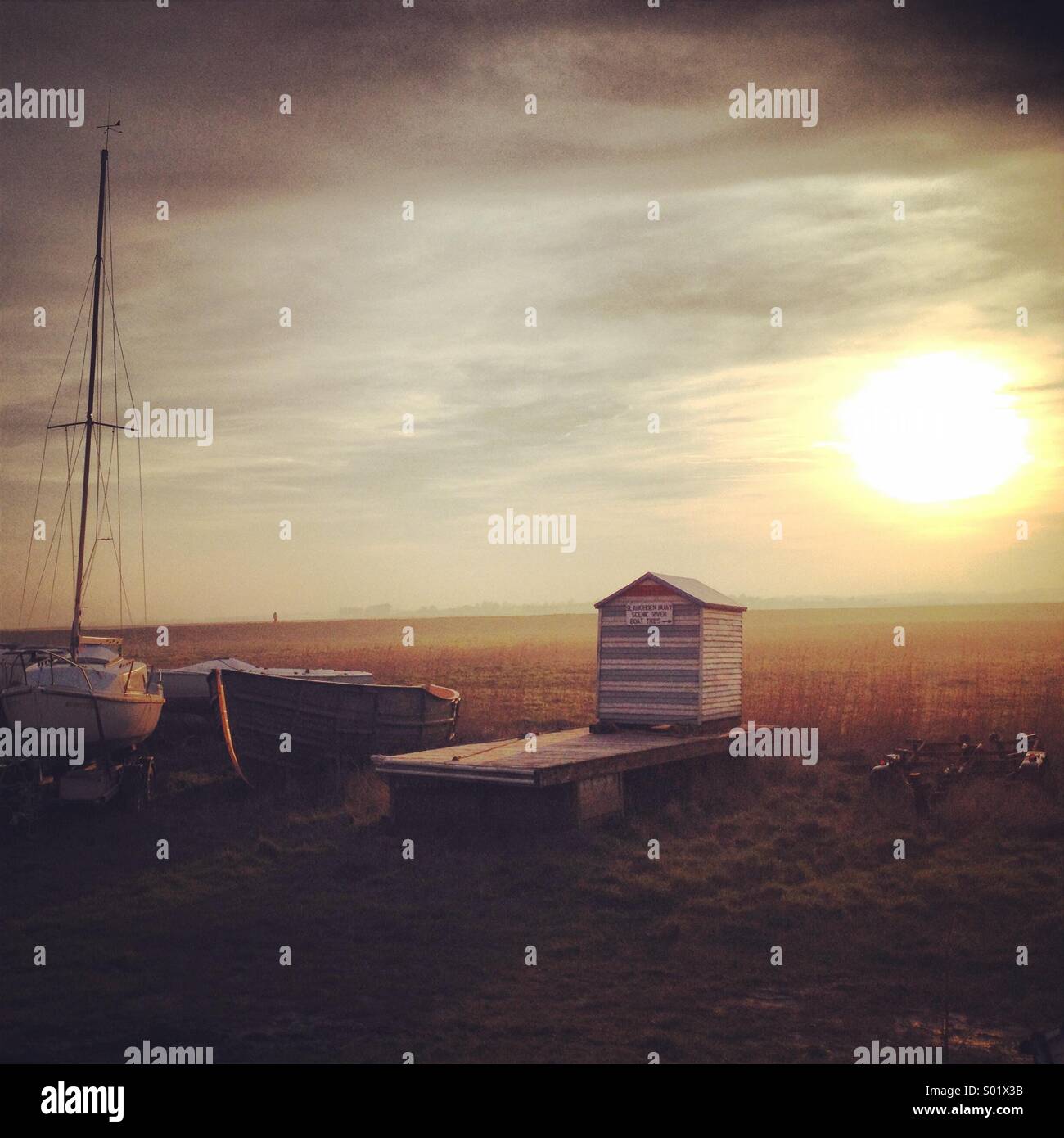 Suffolk sunset beach hut hi-res stock photography and images - Alamy