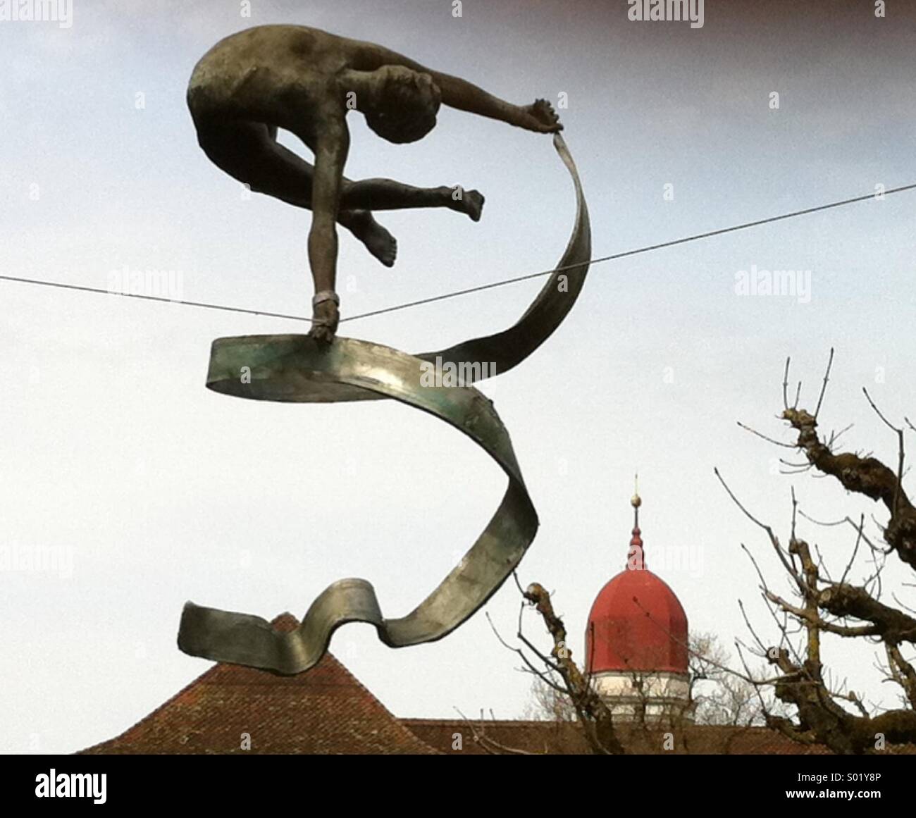 Balancing act: dynamic sculpture Stock Photo - Alamy