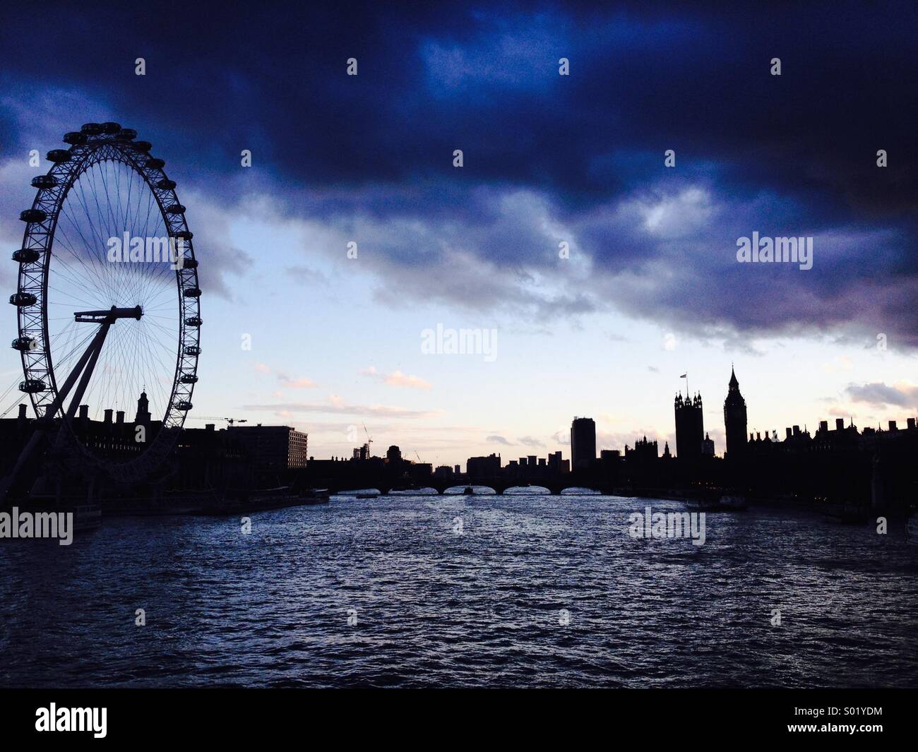 London skyline silhouette hi-res stock photography and images - Alamy