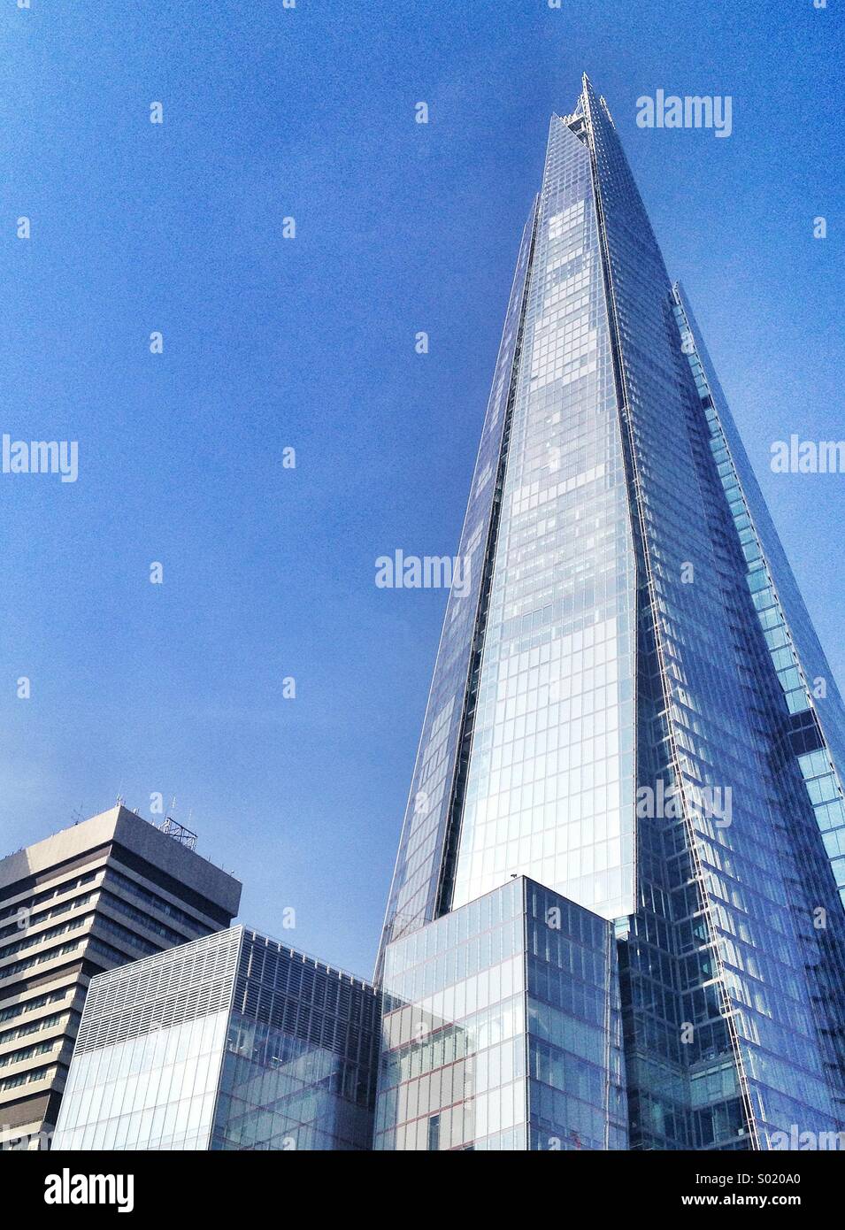 Modern hi rise office architecture hi-res stock photography and images ...