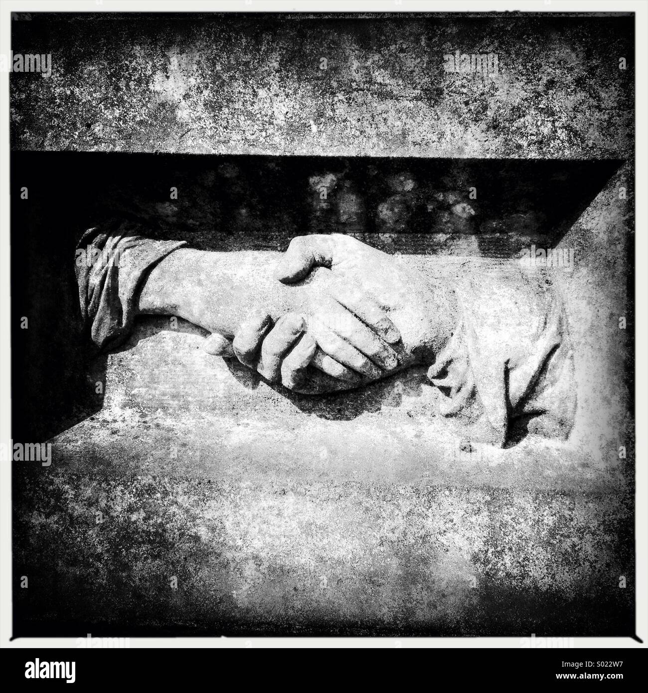 Clasped hands carved on a gravestone Stock Photo - Alamy