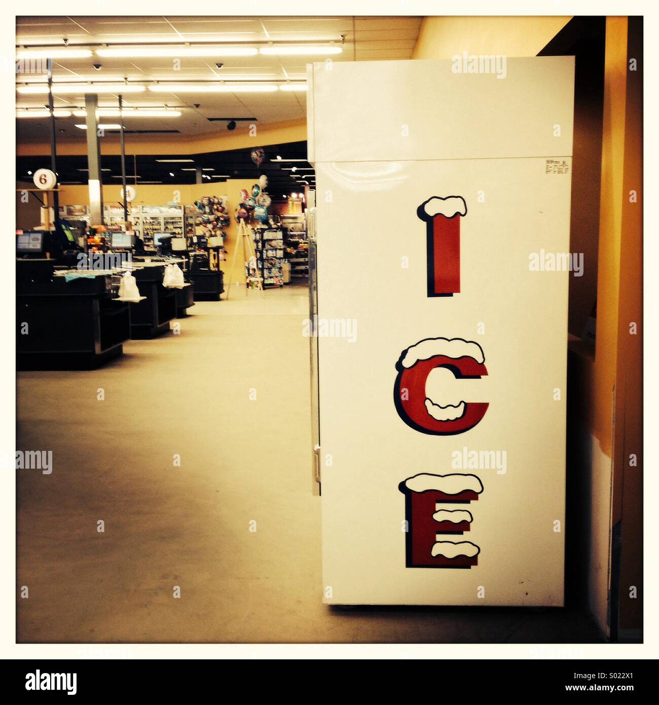 Ice machine hi-res stock photography and images - Alamy