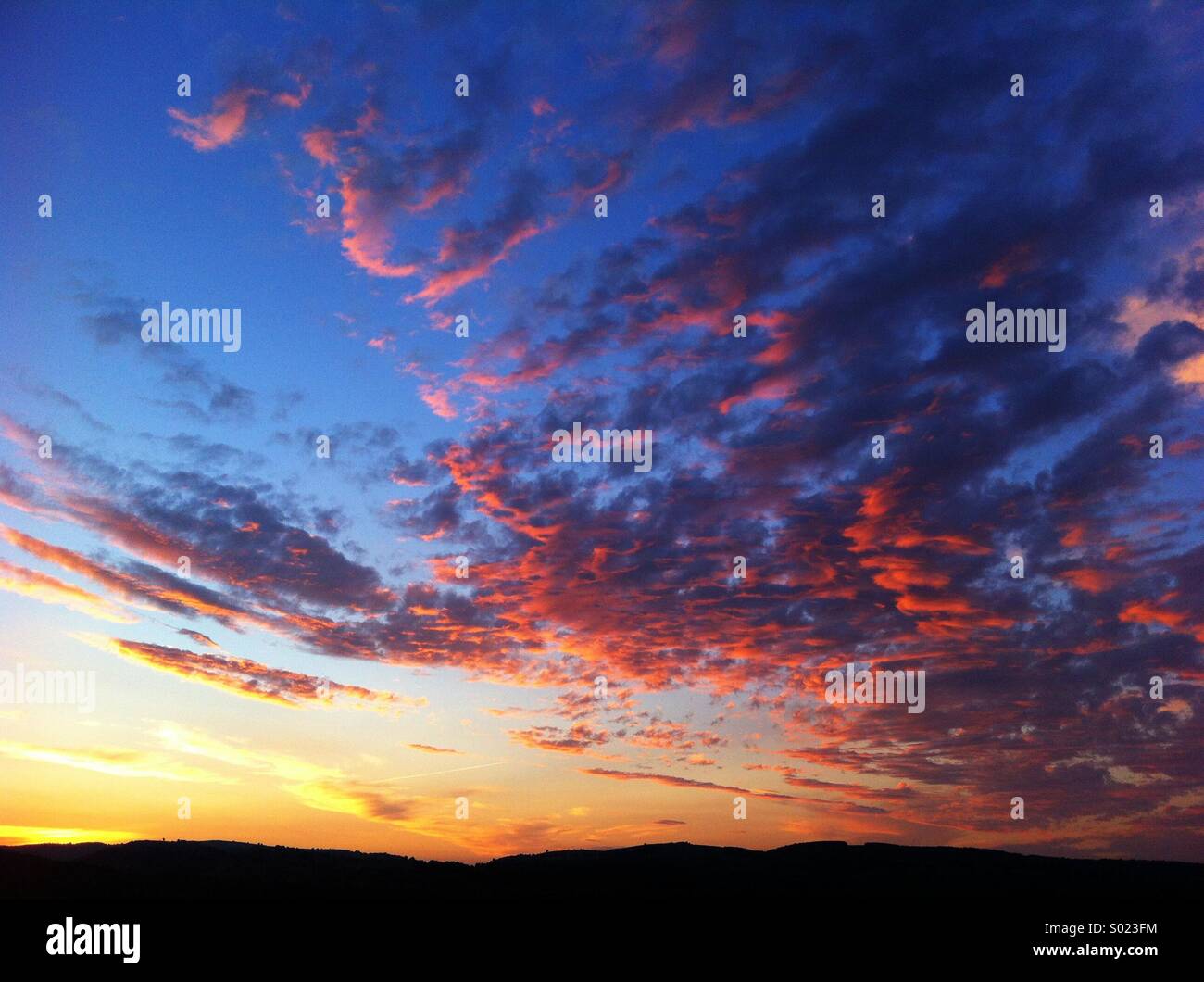 Vivid sunset sky hi-res stock photography and images - Alamy