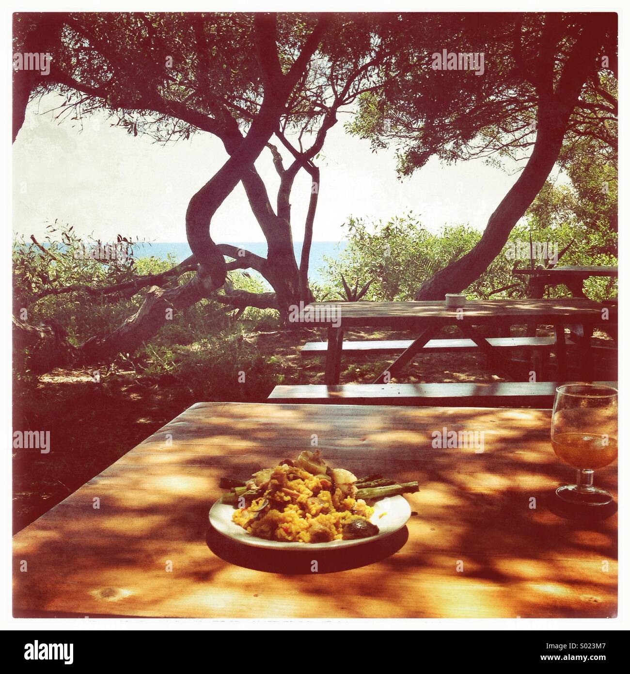 Lunch under tree hi-res stock photography and images - Alamy