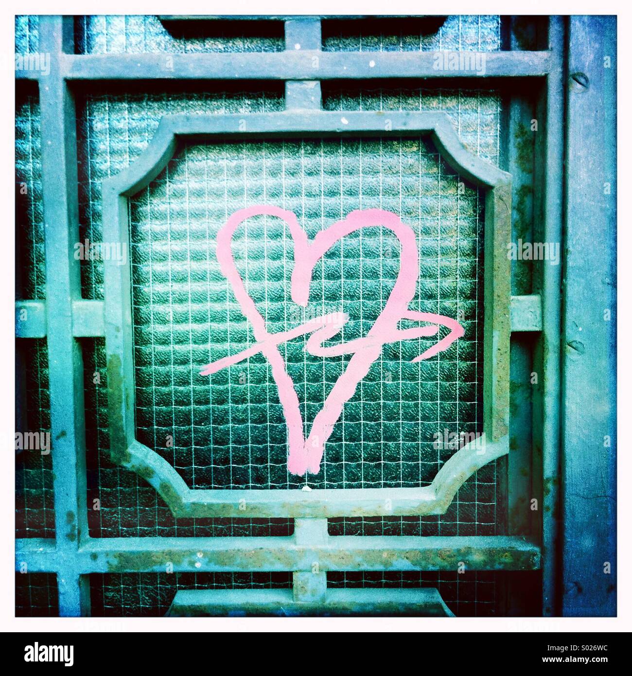 Graffiti Pink Heart High Resolution Stock Photography and Images - Alamy