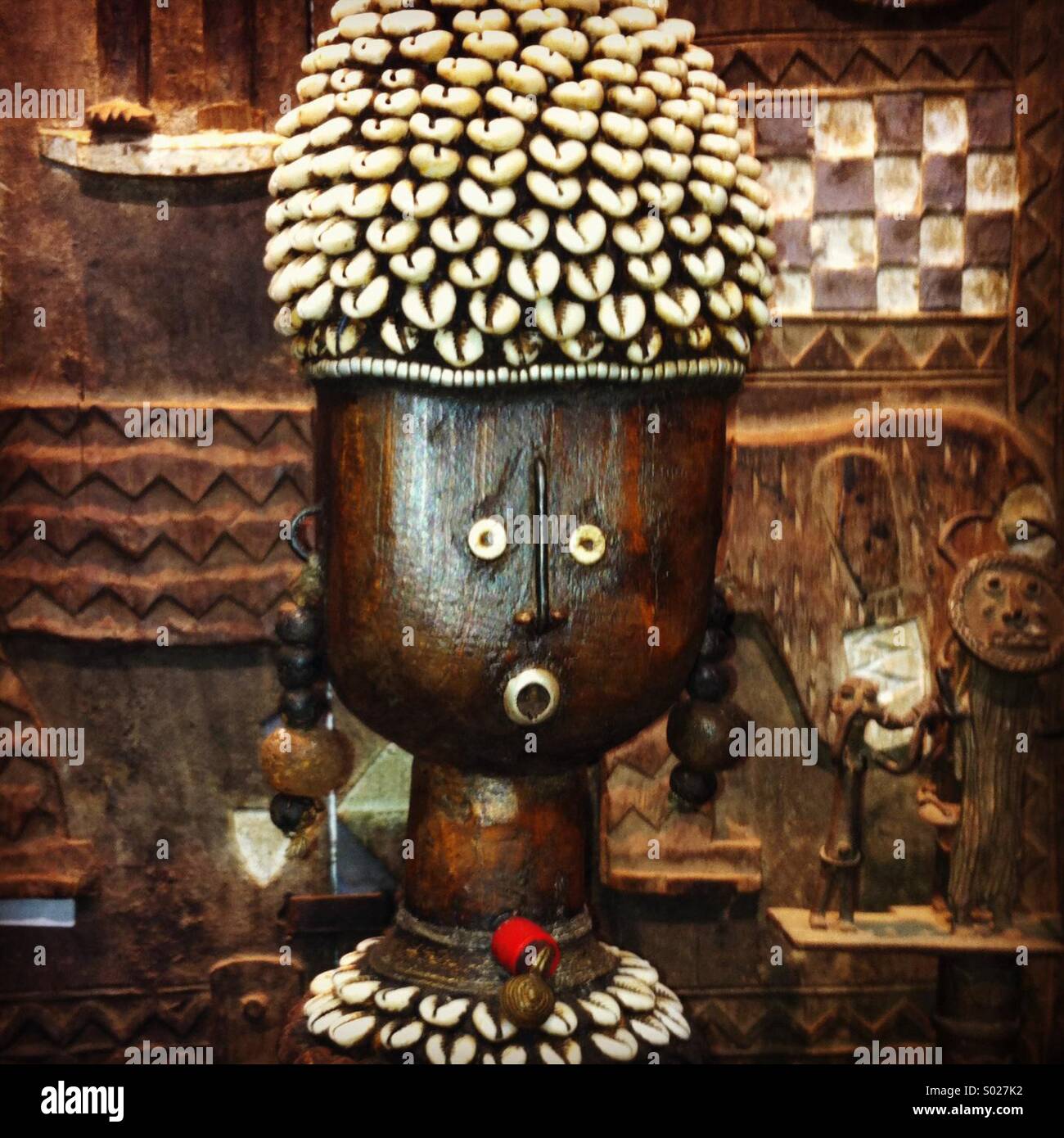 African wood face carving hi-res stock photography and images - Alamy