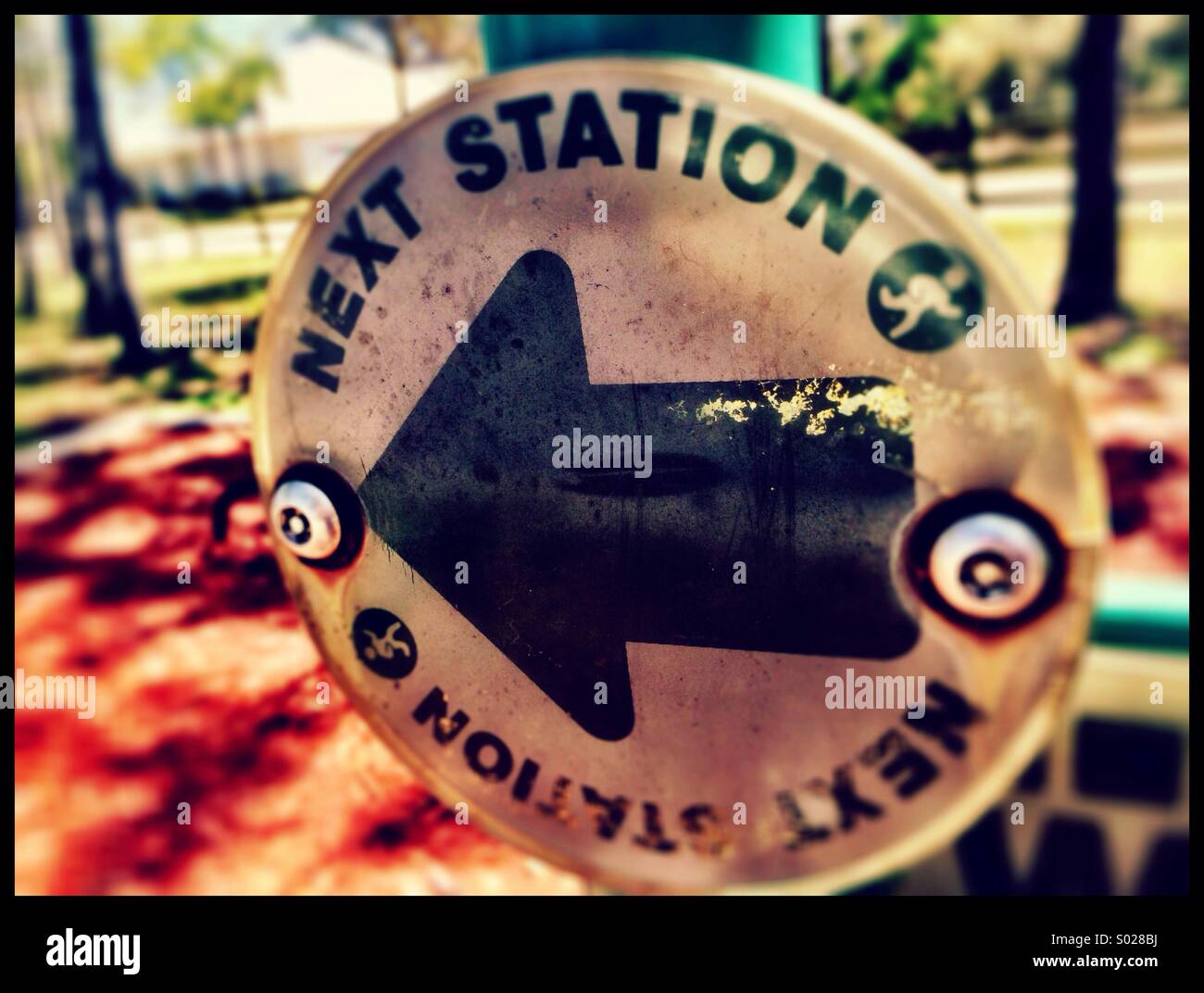 Horizontal arrow hi-res stock photography and images - Alamy