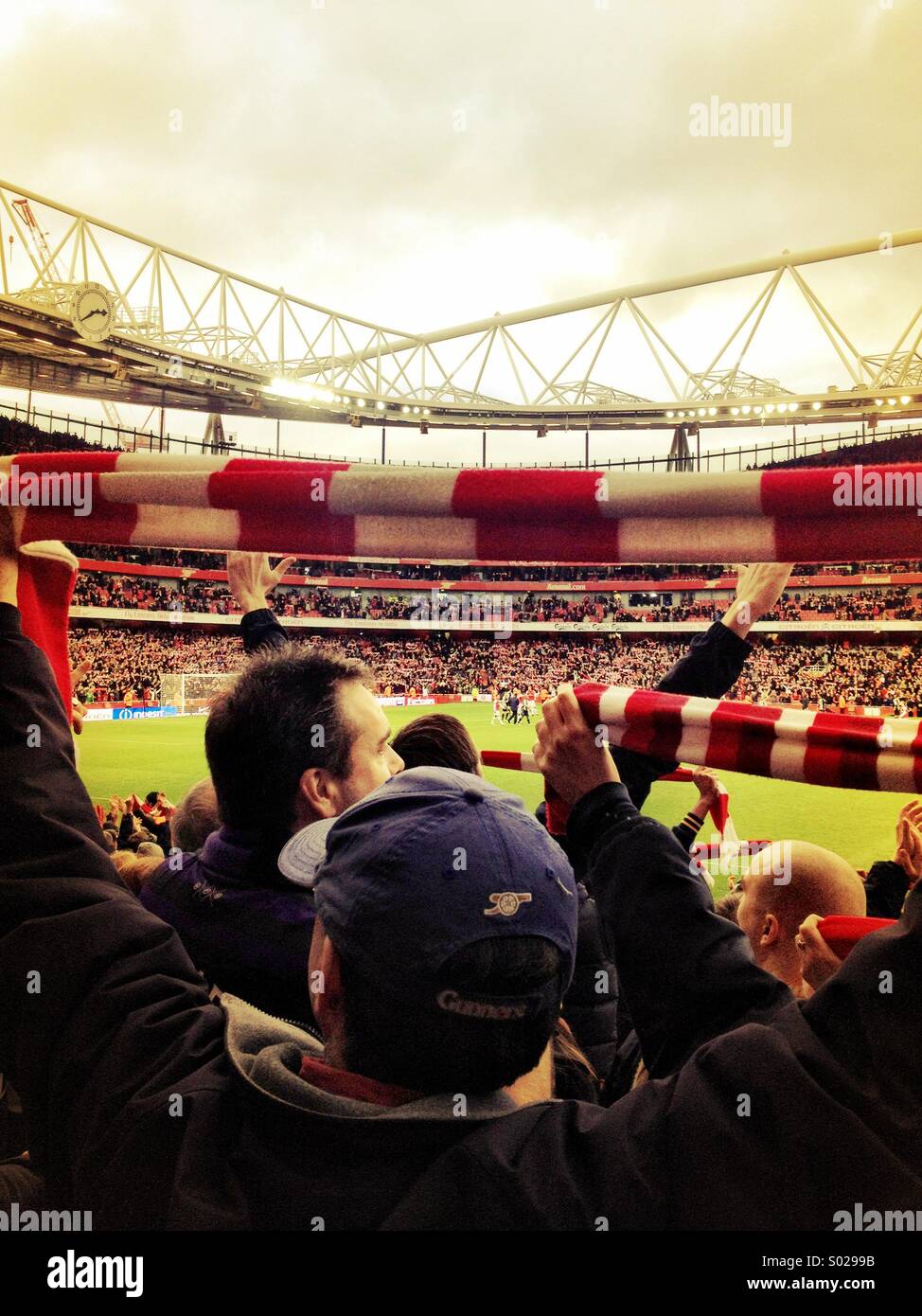 Arsenal football stadium crowd hi-res stock photography and images - Alamy