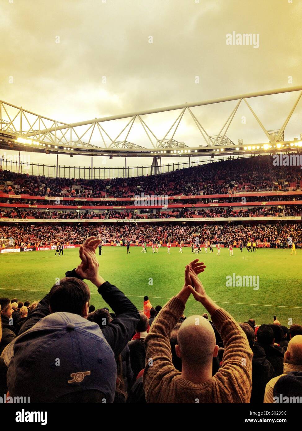 Arsenal football stadium crowd hi-res stock photography and images - Alamy