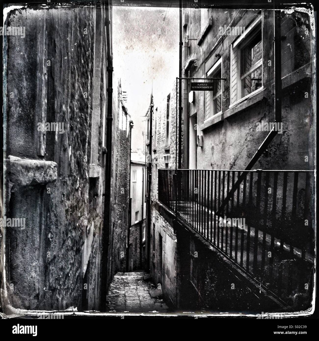 Narrow street alley alleyway hi-res stock photography and images - Alamy