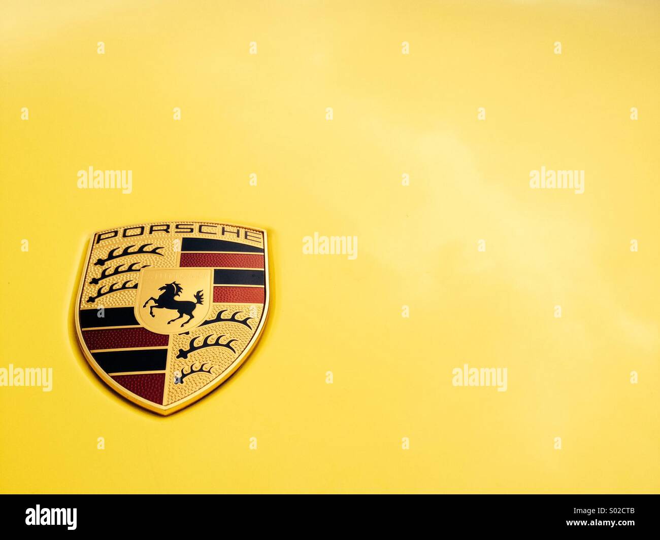 Porsche 911 sports car badge Stock Photo - Alamy