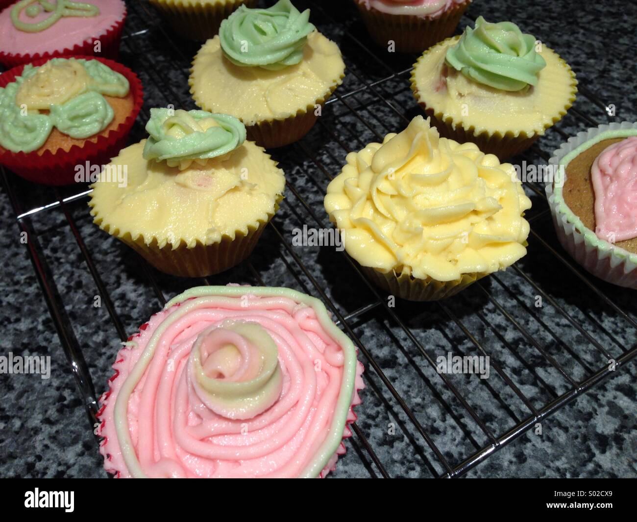 Icing cupcakes hi-res stock photography and images - Alamy