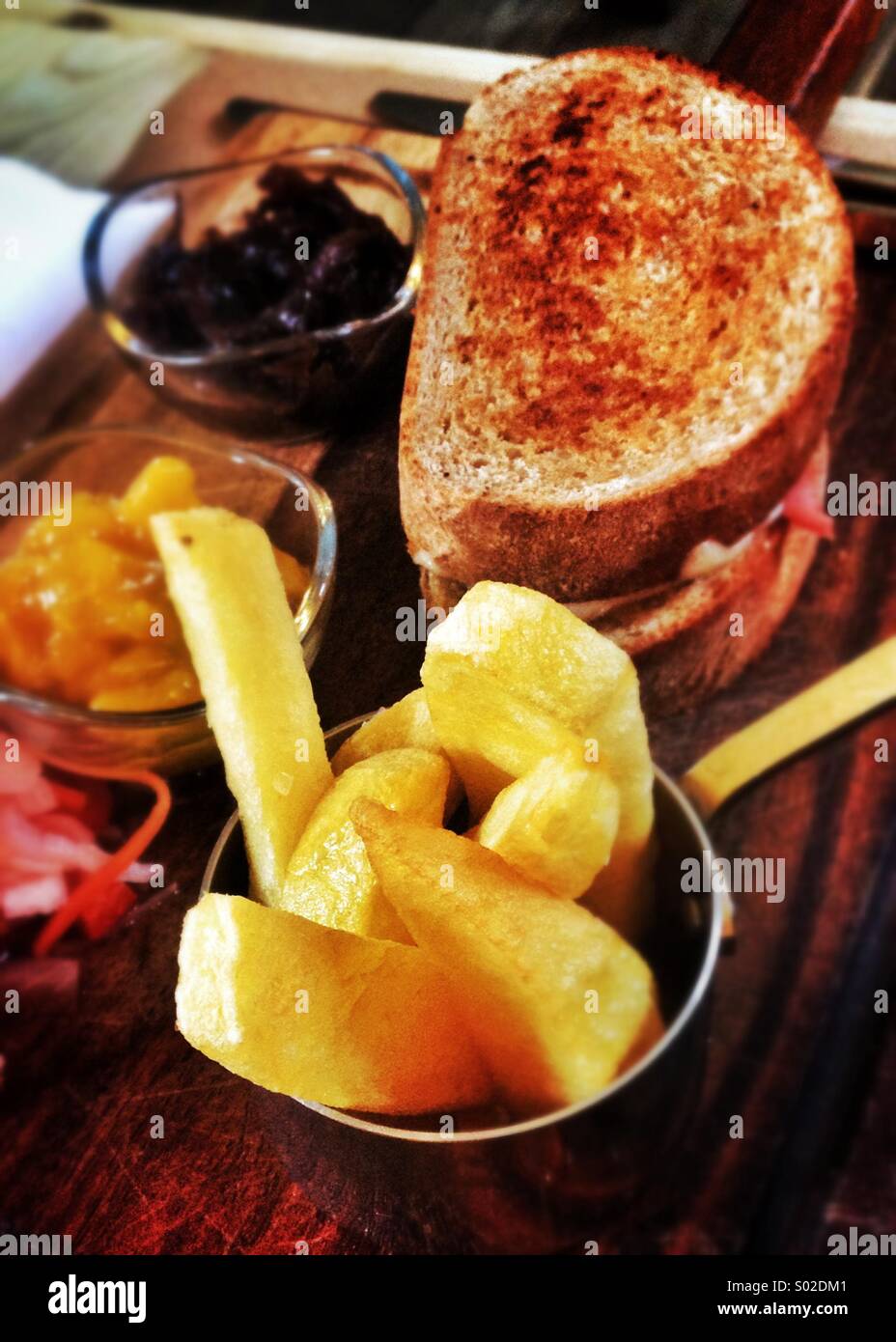 British pub lunch hi-res stock photography and images - Alamy