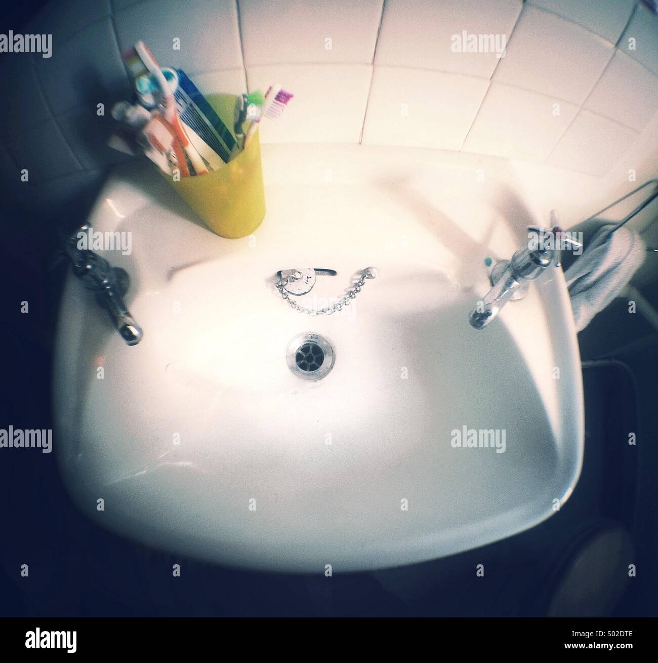 Retro sink hi-res stock photography and images - Alamy