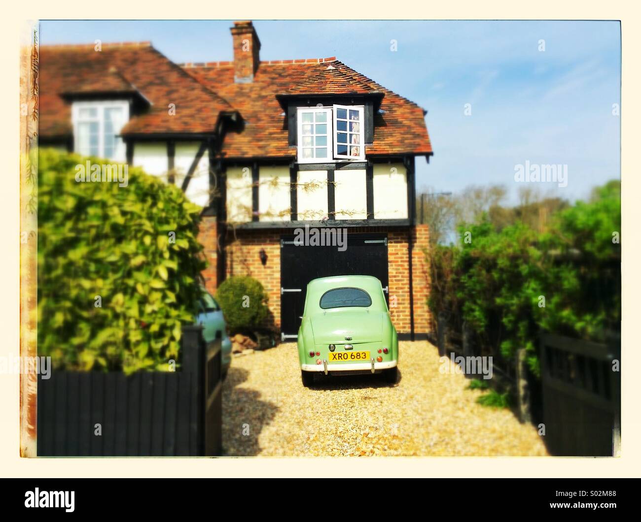 Car driveway house garage hi-res stock photography and images - Alamy